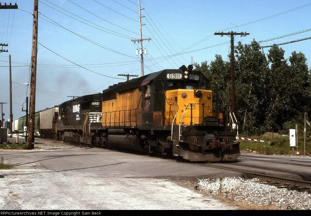 CNW 6911 and NS 3524
